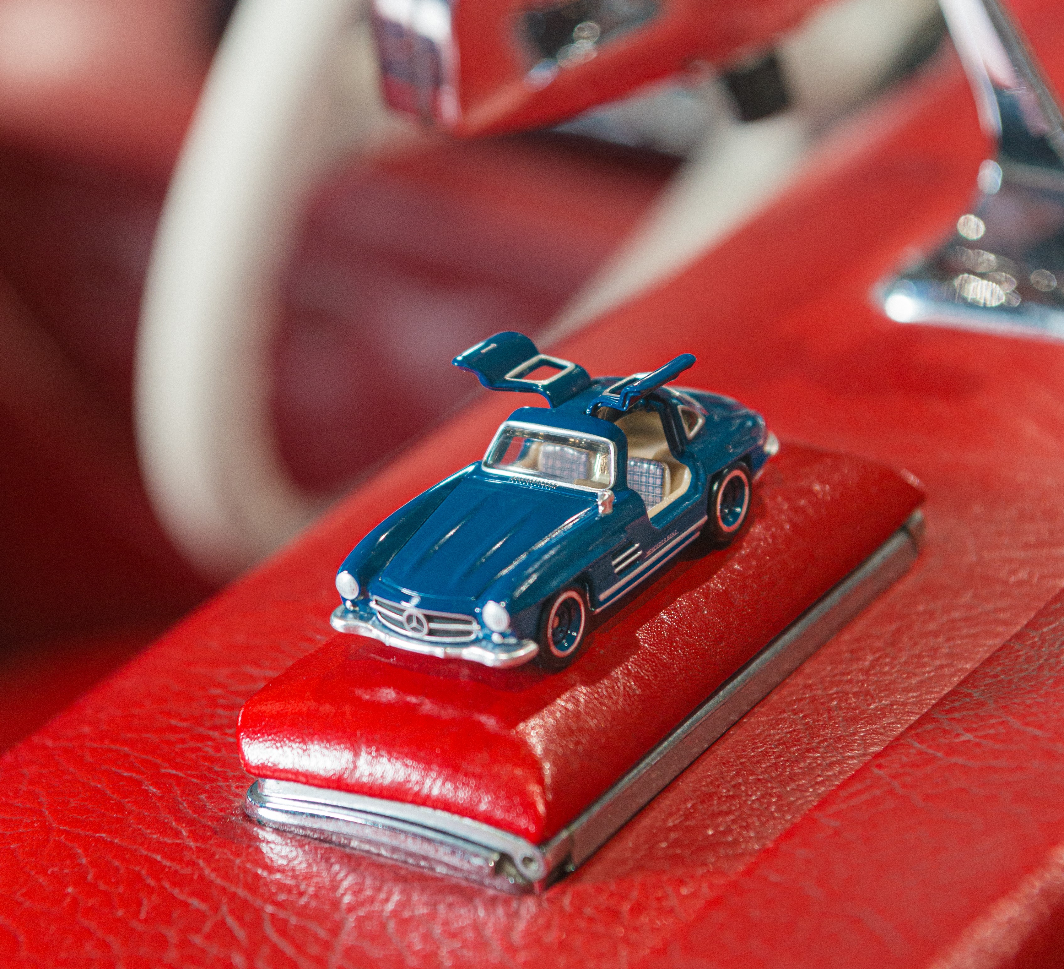 Mercedes-Benz 300 SL Bauset 1:12 Flügeltürer mit Hot Wheels Auto ...